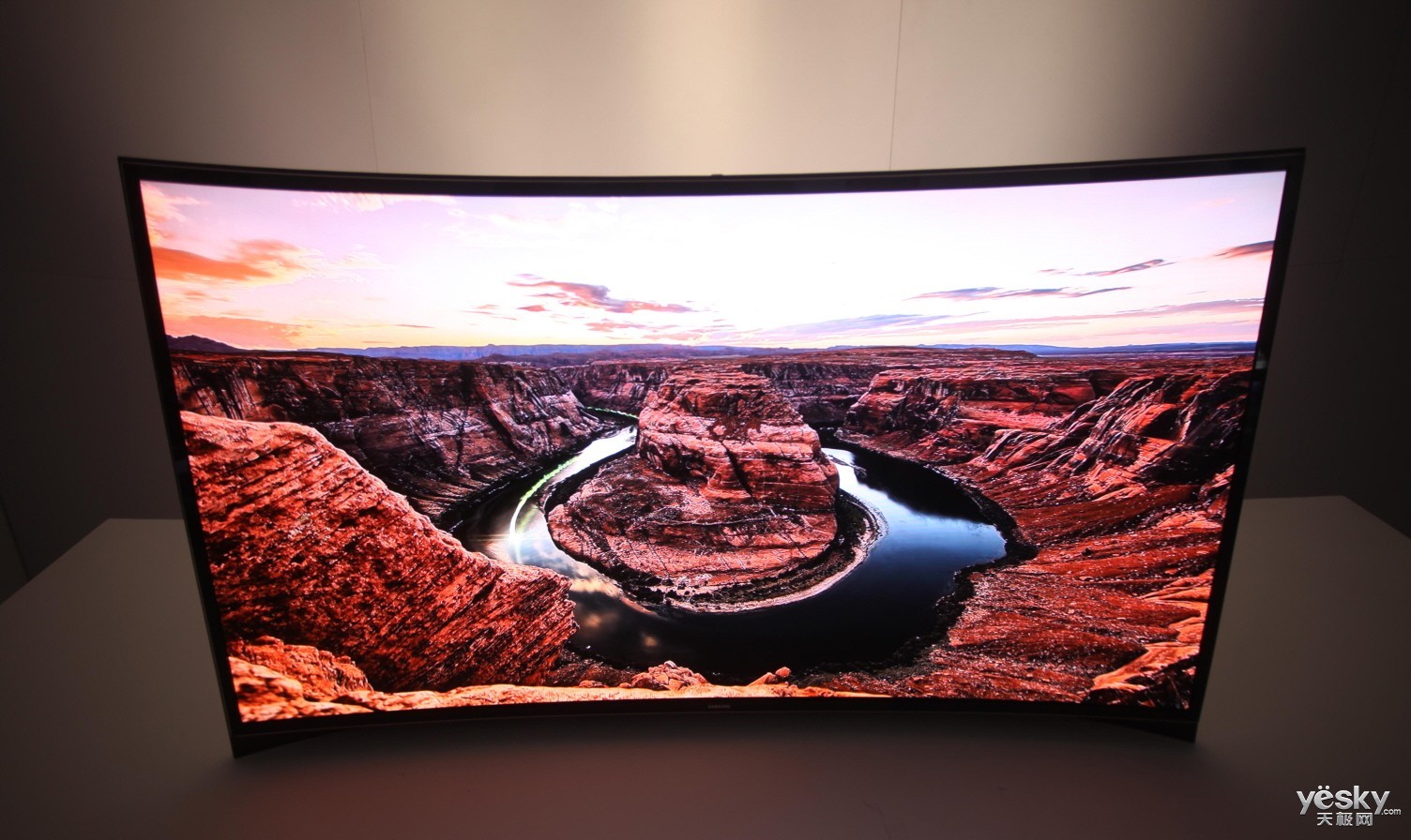 CES2013最新奇 三星发布可弯曲OLED电视_天极网