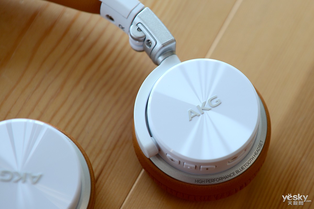 解放束缚 AKG便携蓝牙耳机Y45 BT评测_天极网