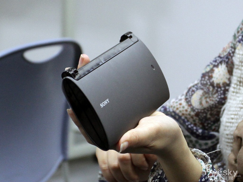 双屏可折叠！索尼在京发布Tablet P系列平板_天极网